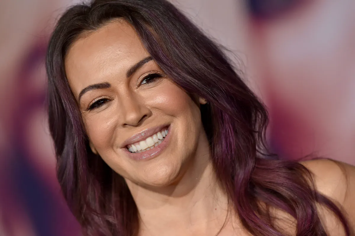Alyssa Milano Gets Trashed On Twitter For Wearing Crocheted Face Mask ...