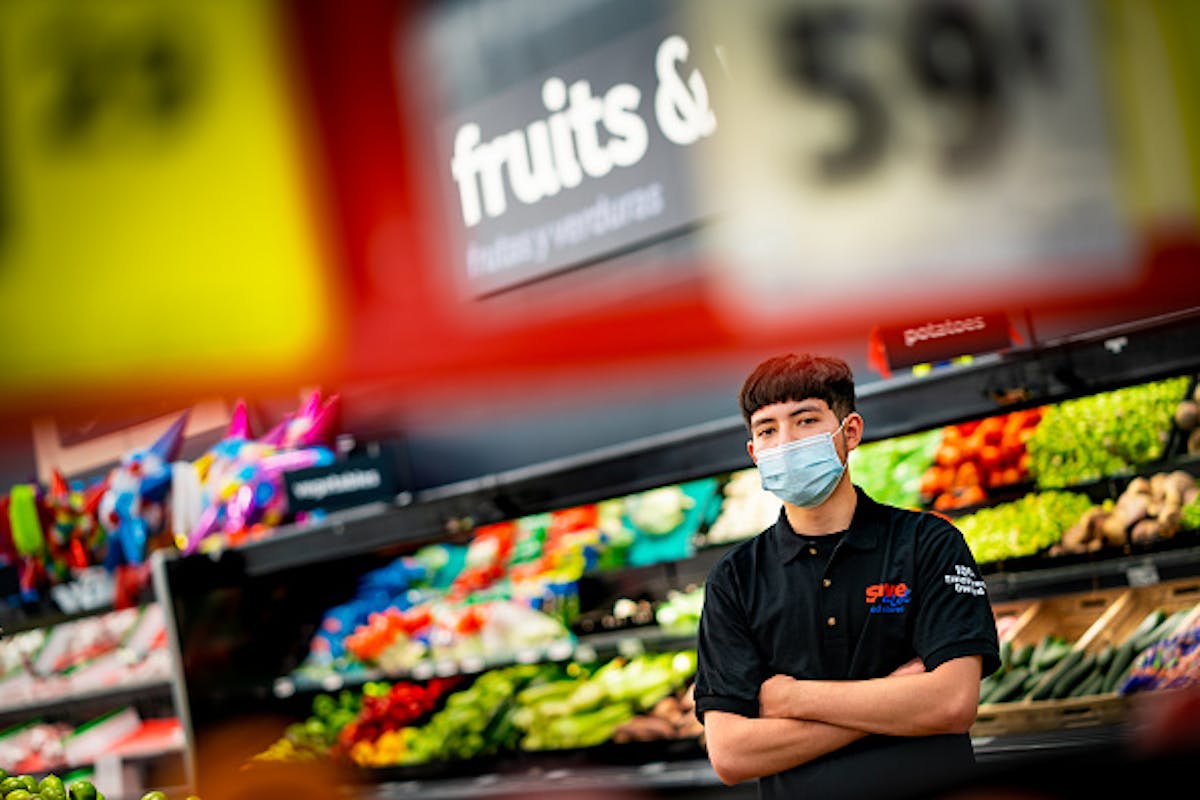 WATCH: Angry Mob Screams Obscenities At Non-Mask Wearing Customer in ...