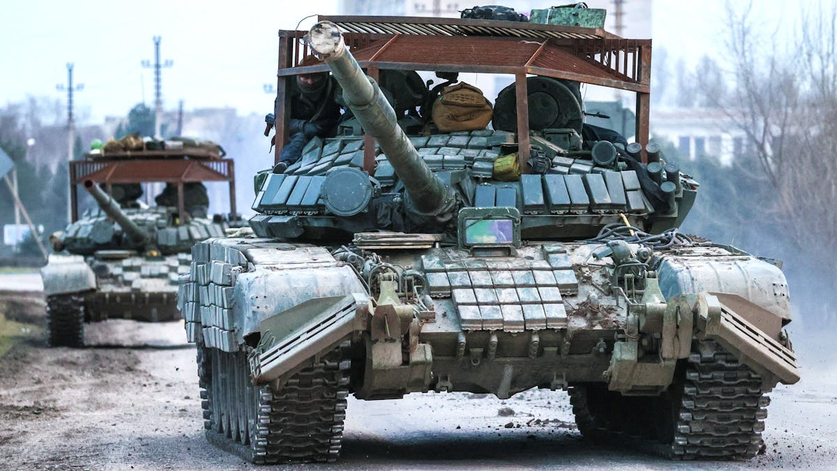 Man Runs In Front Of Russian Tank And Kneels To Briefly Stop It From ...