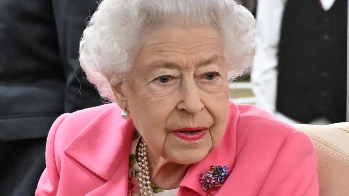 Queen Elizabeth II Wears Rarely-Seen Diamond Brooch Given To Her On Her ...