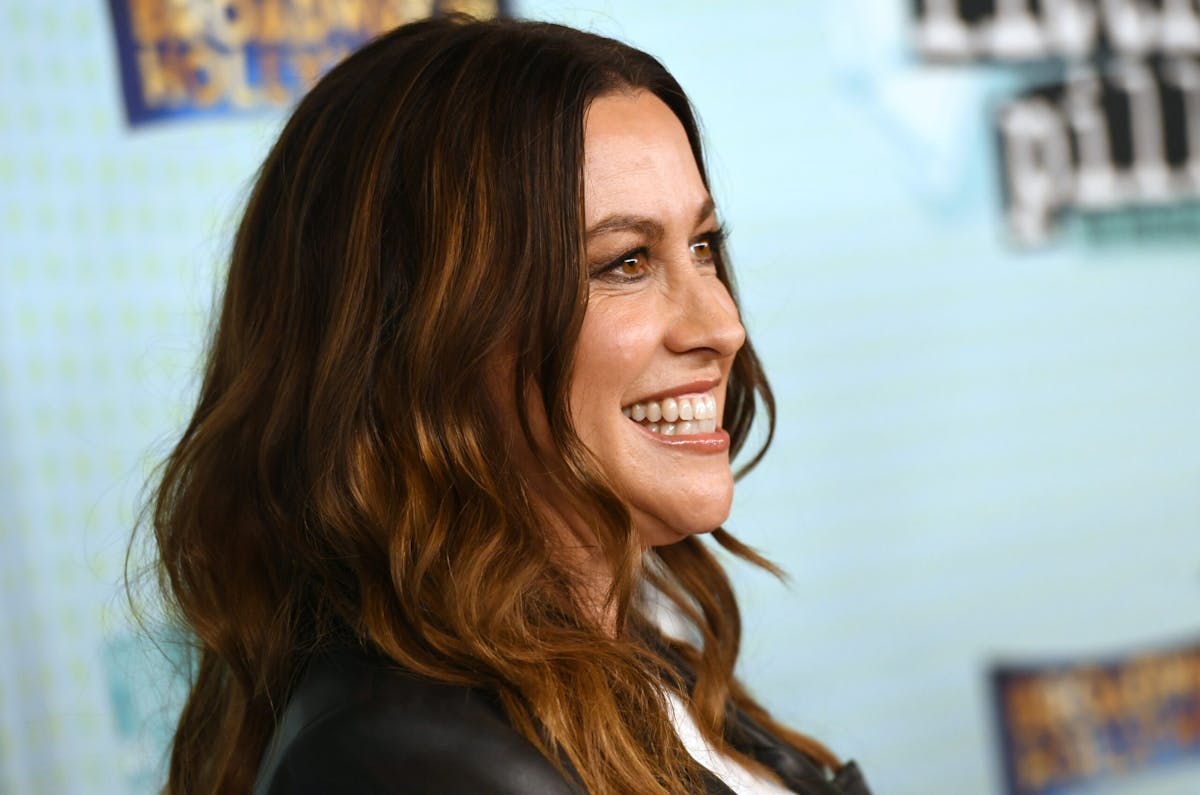 Alanis Morissette Said She Dropped Out Of Latest Performance Because of ...